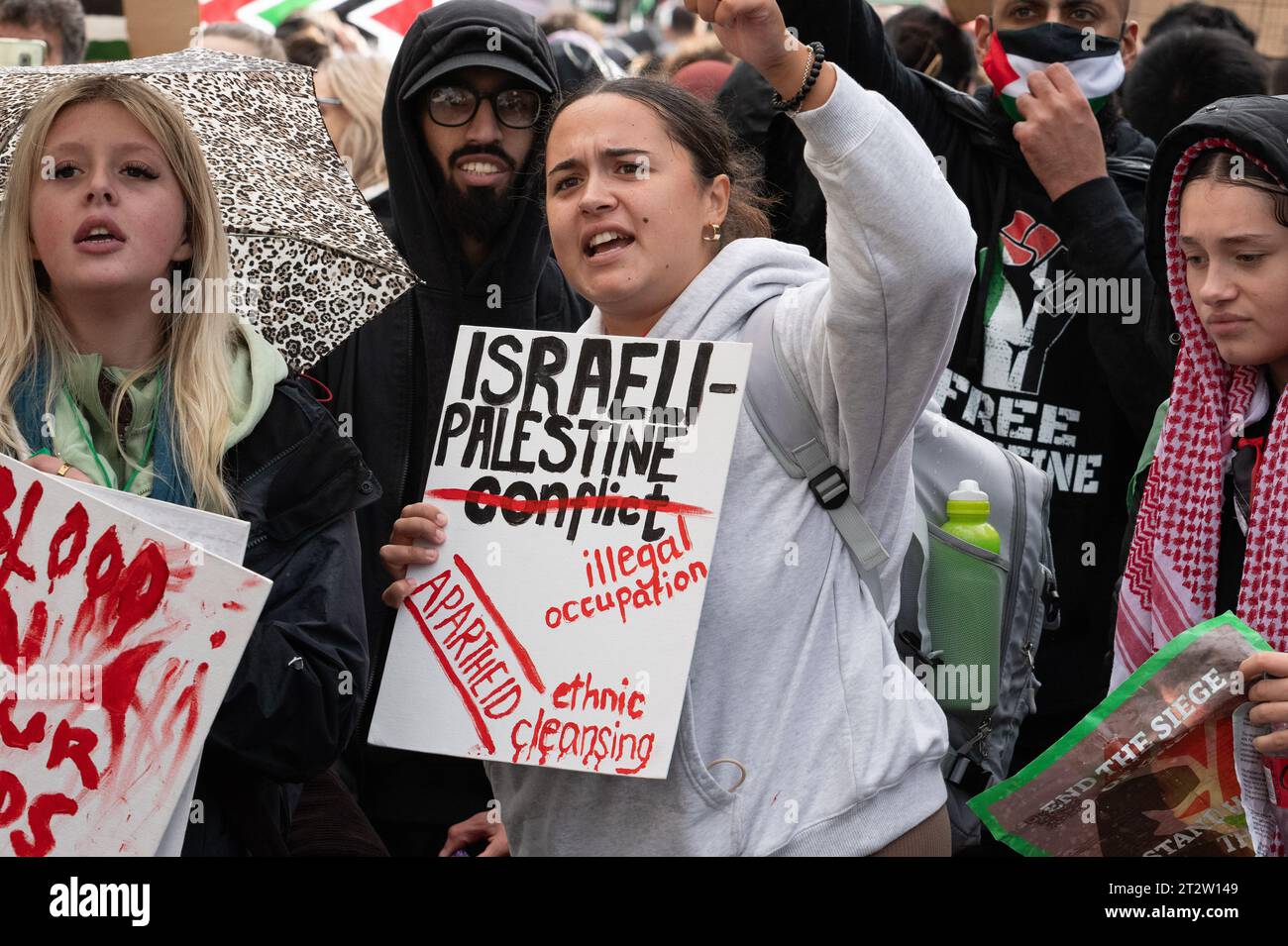 London, UK. 21 October, 2023. Tens of thousands of Palestine supporters ...
