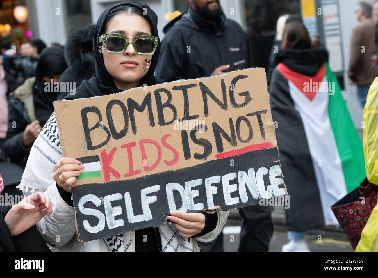 London, UK. 21 October, 2023. Tens of thousands of Palestine supporters ...