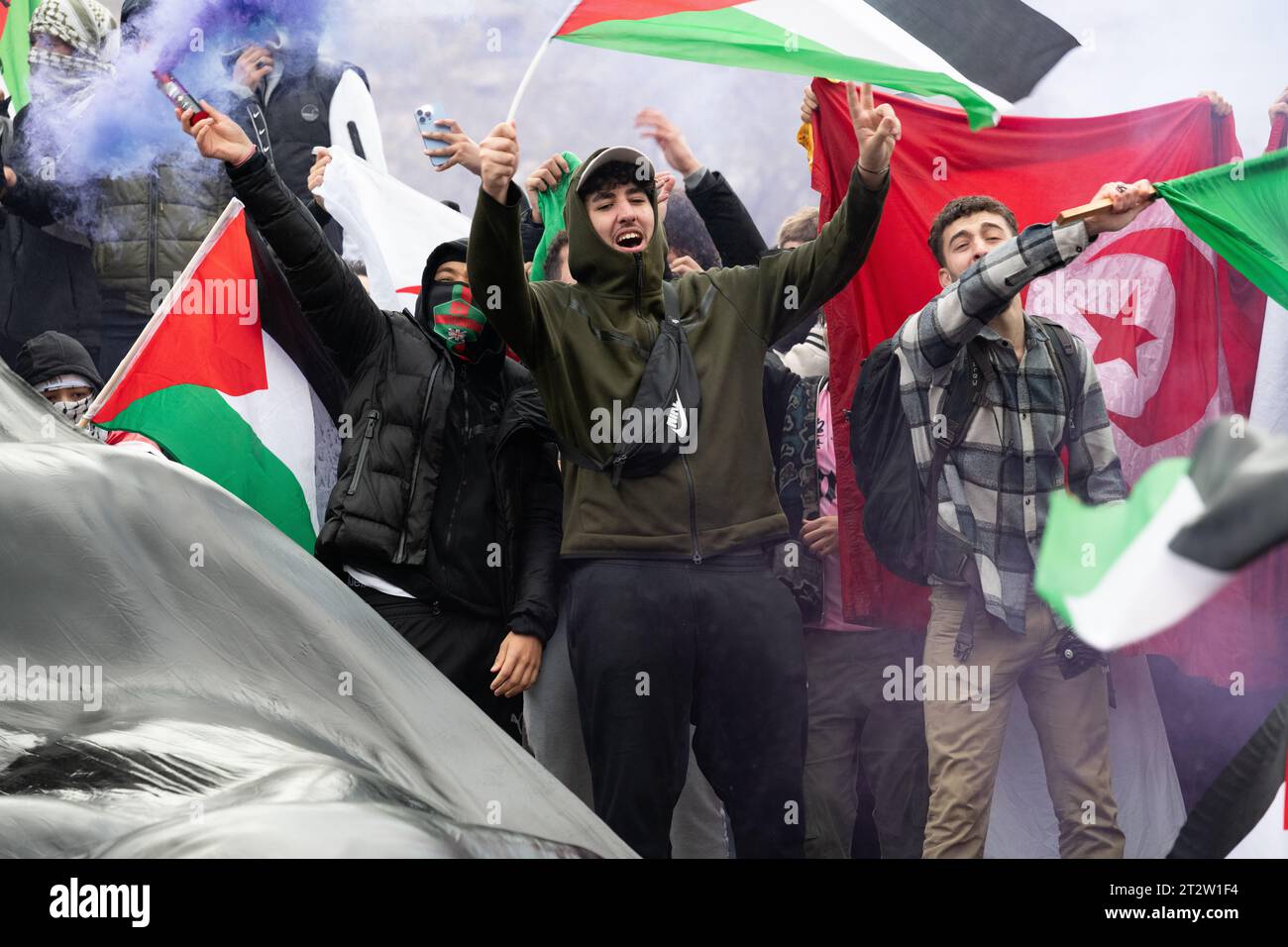 London, UK. 21 October, 2023. Tens of thousands of Palestine supporters ...