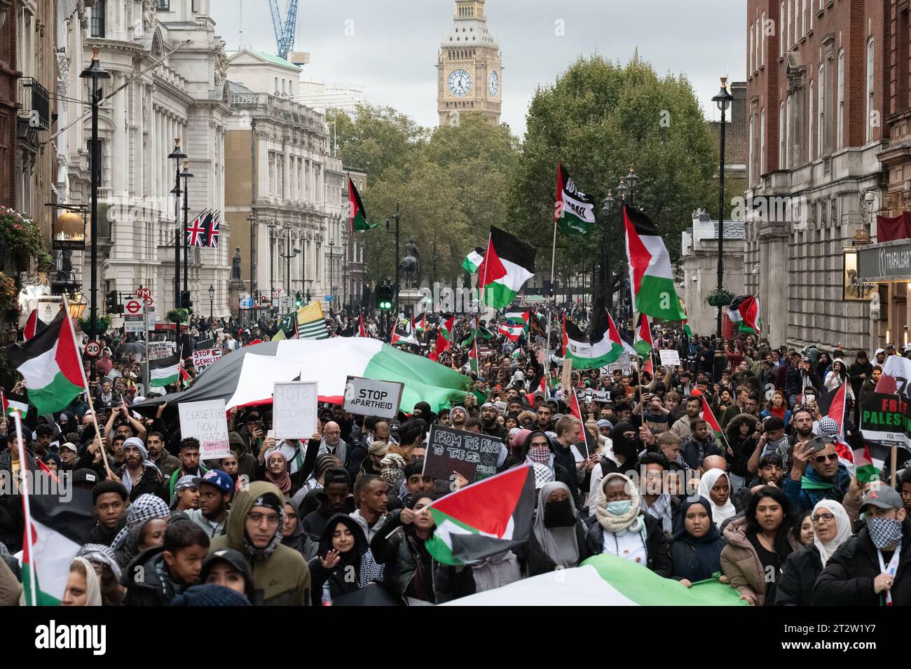 London, UK. 21 October, 2023. Tens of thousands of Palestine supporters ...