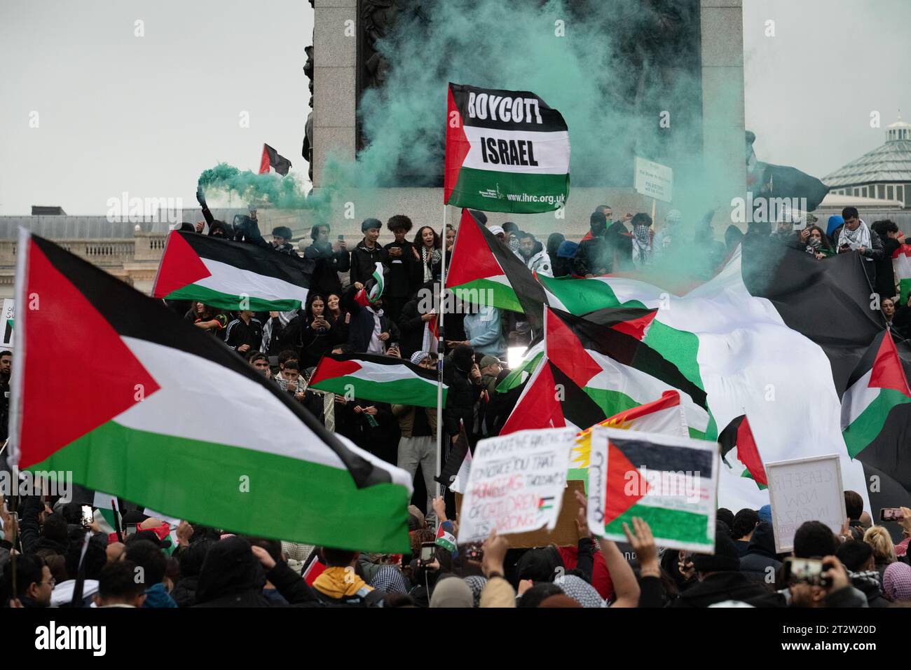 London, UK. 21 October, 2023. Tens of thousands of Palestine supporters ...