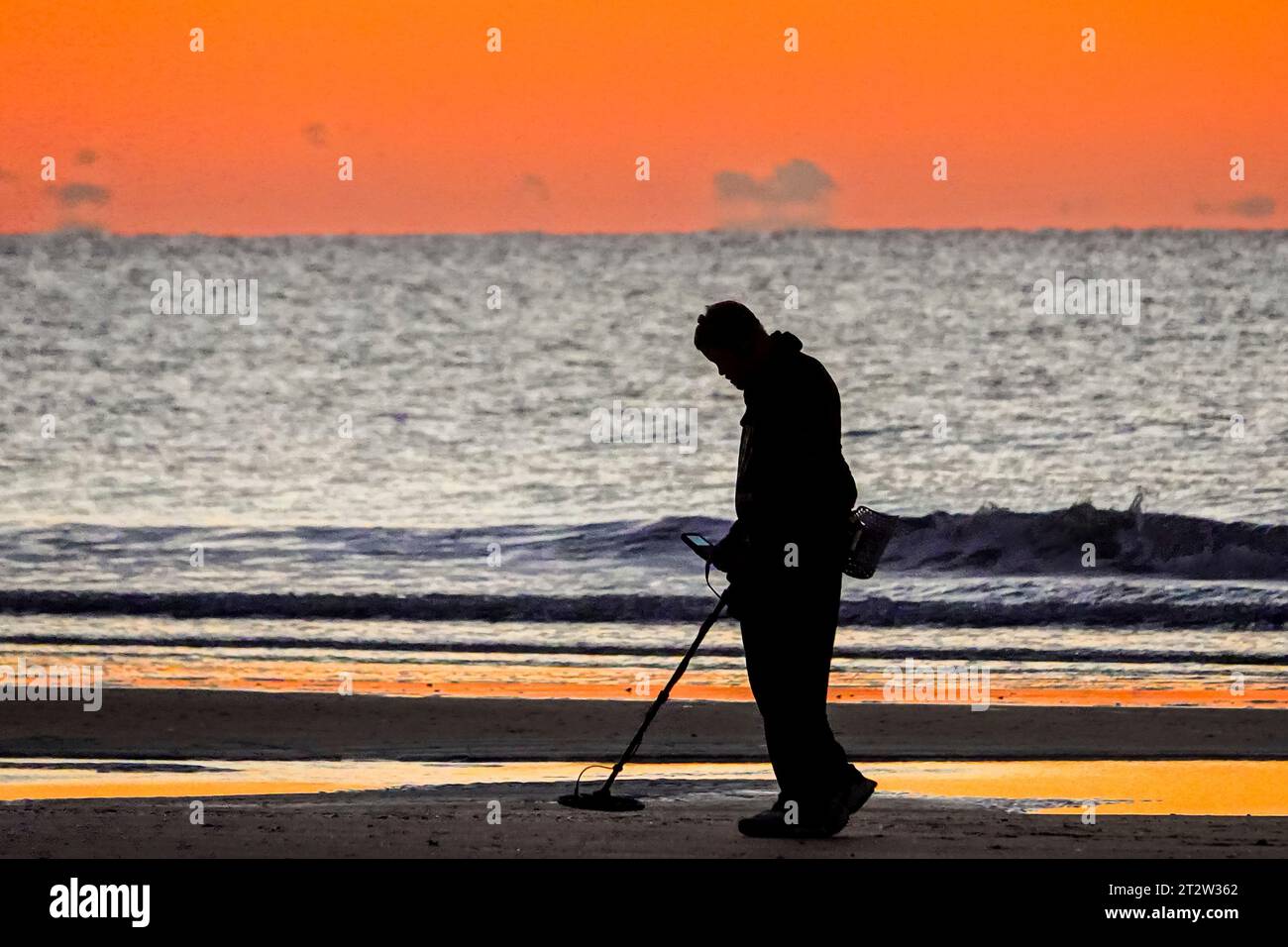 Sun bathers on the beach hi-res stock photography and images - Alamy
