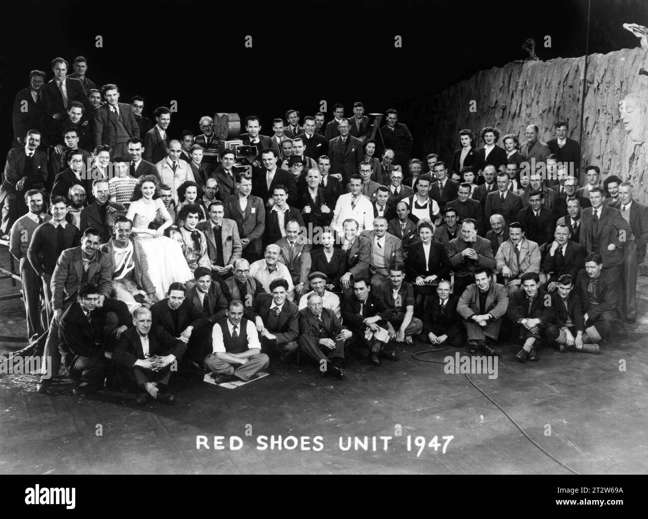 MOIRA SHEARER THE RED SHOES 1948 Unit Photo with Cast including ROBERT ...