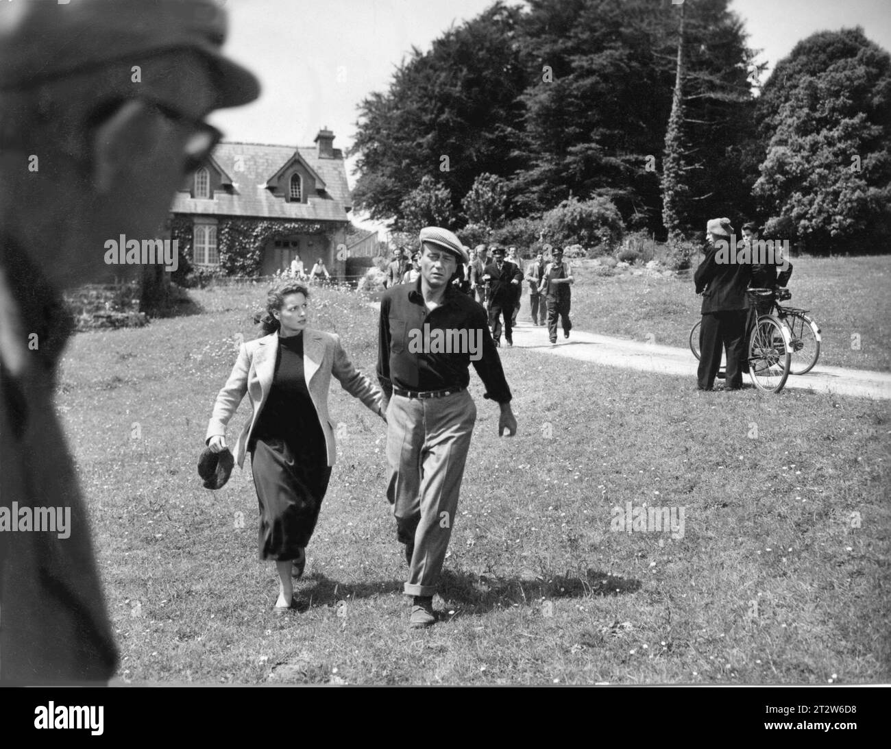JOHN FORD directing MAUREEN O'HARA and JOHN WAYNE in a scene from THE ...