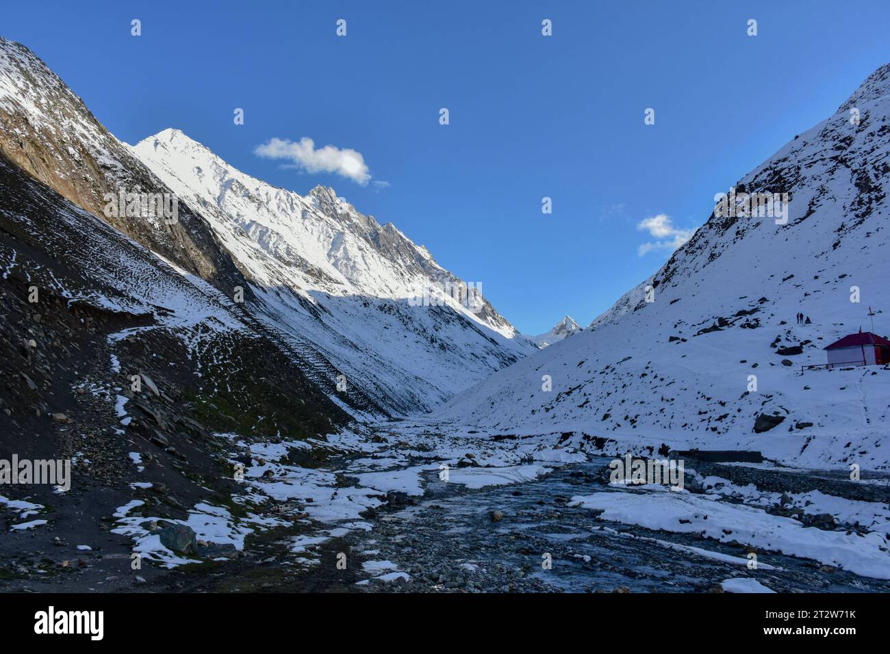 A view of snow covered mountains in Drass, a second coldest place of ...
