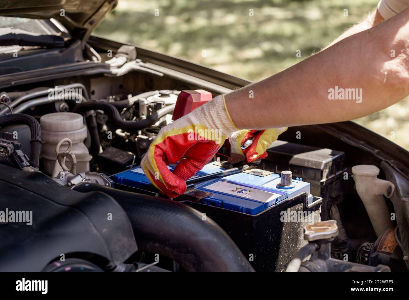 Repairs a car hi-res stock photography and images - Alamy