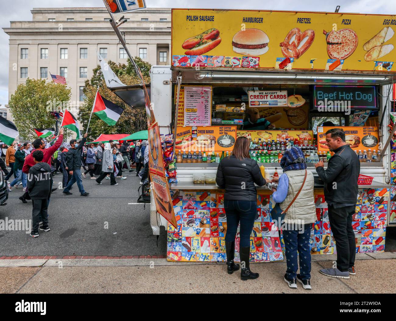 Washington, D.C, USA. 21st Oct, 2023. People order food from a food ...