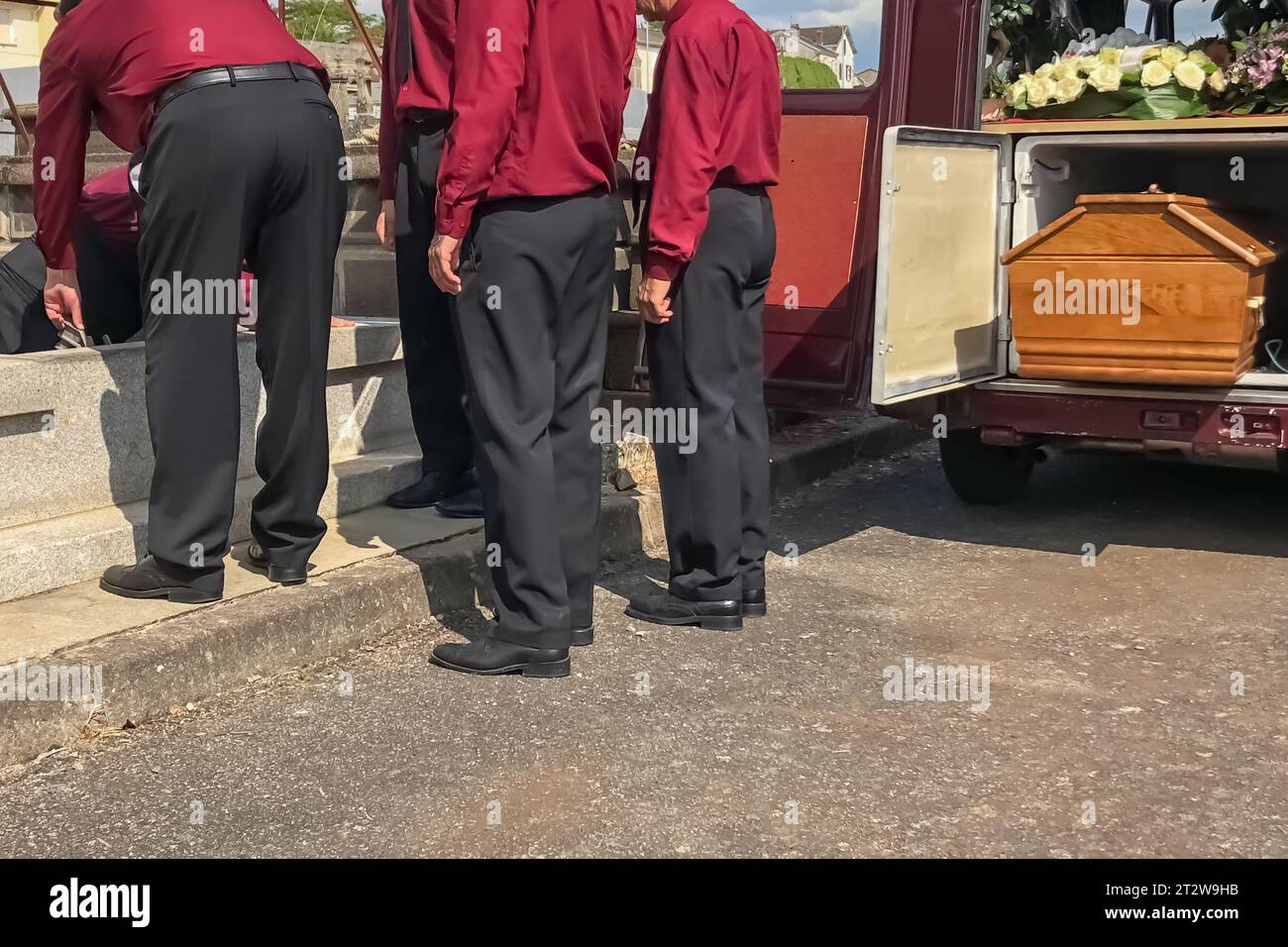 Grave coffin dug hi-res stock photography and images - Alamy