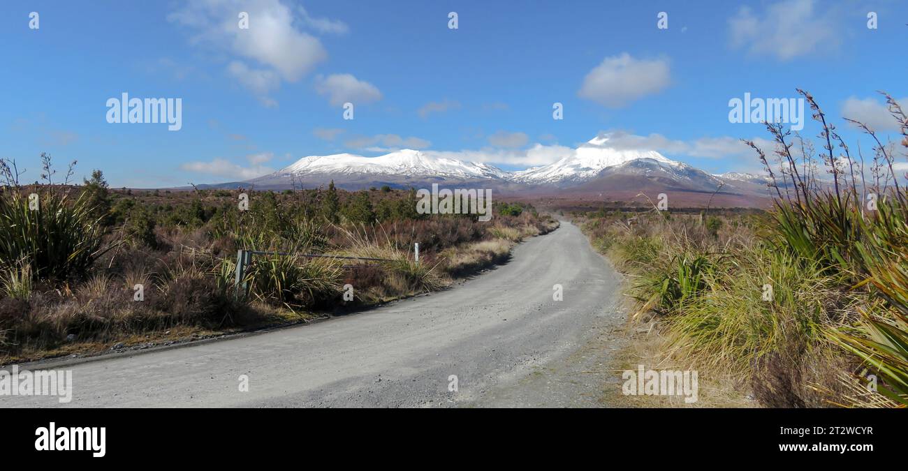 The Tongariro National Park mountain range between Lake Taupo and ...