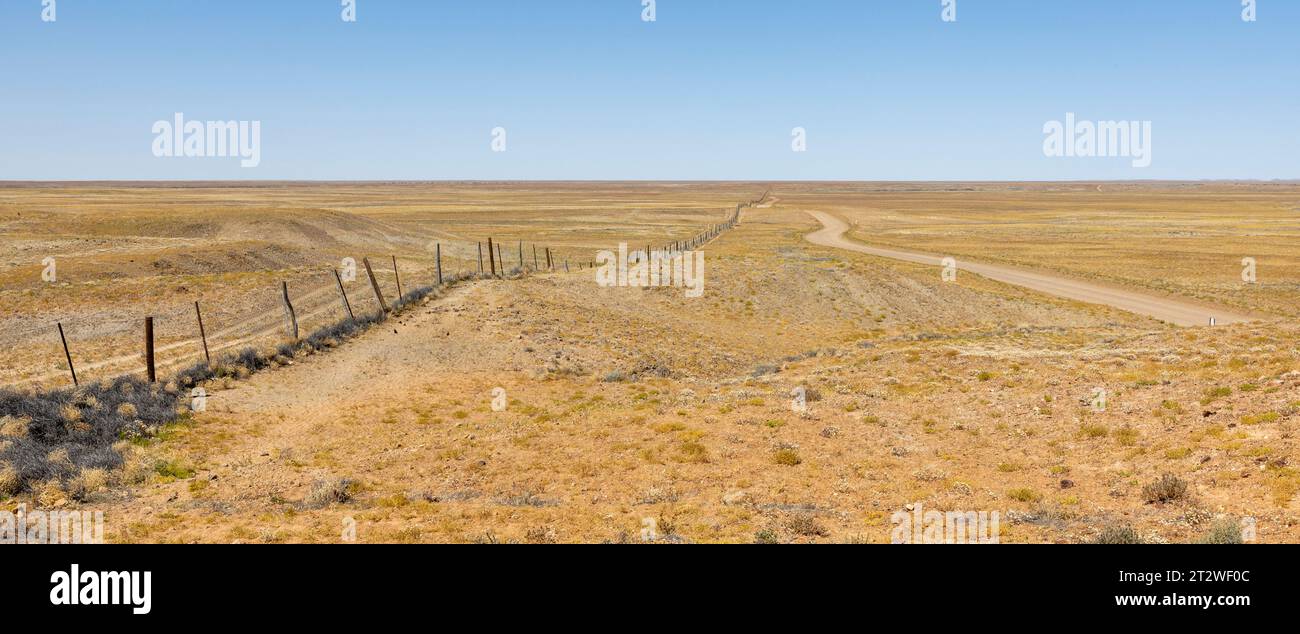 Australian outback fence hi-res stock photography and images - Alamy