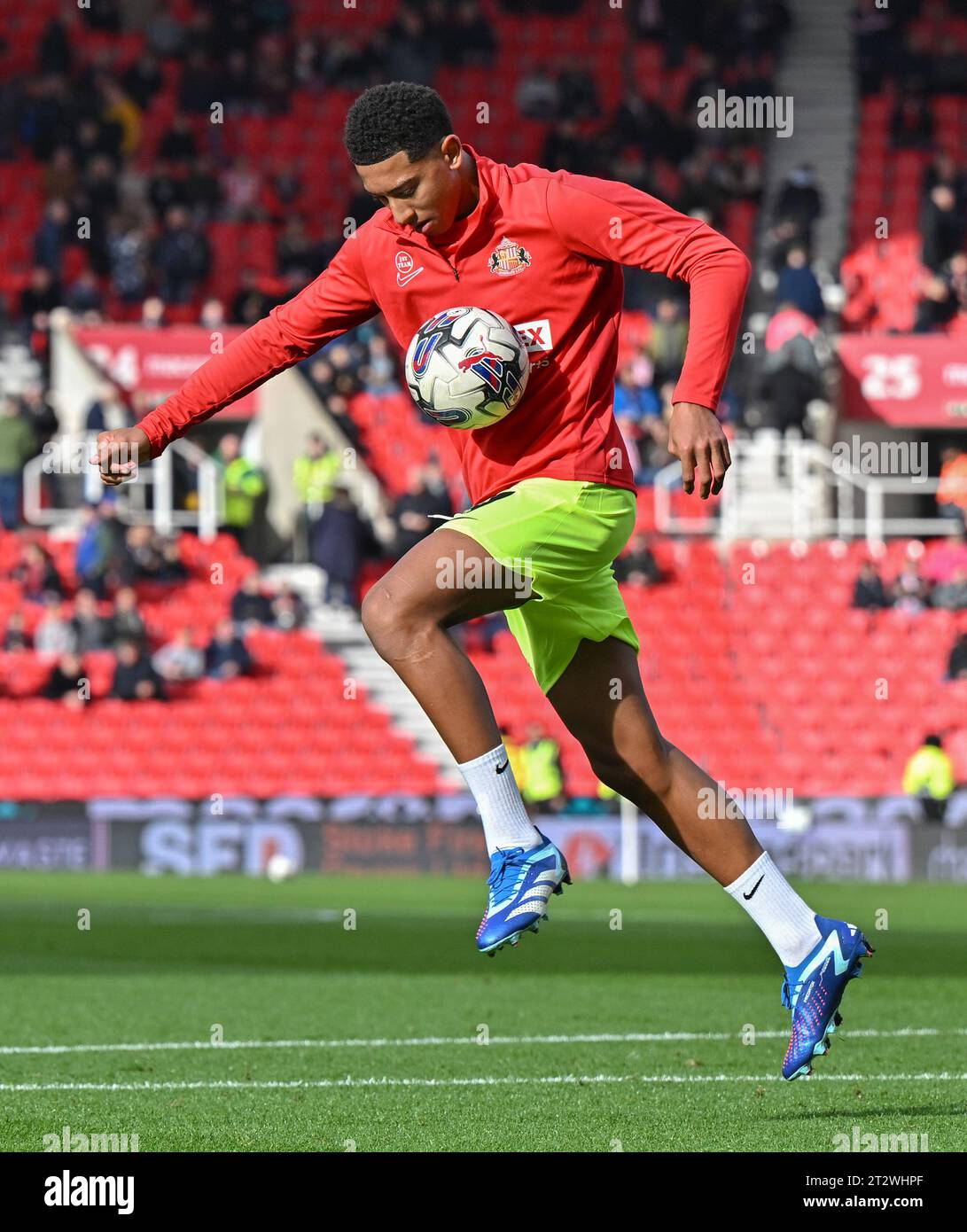 Jobe Bellingham 7# of Sunderland Association Football Club warms up ...