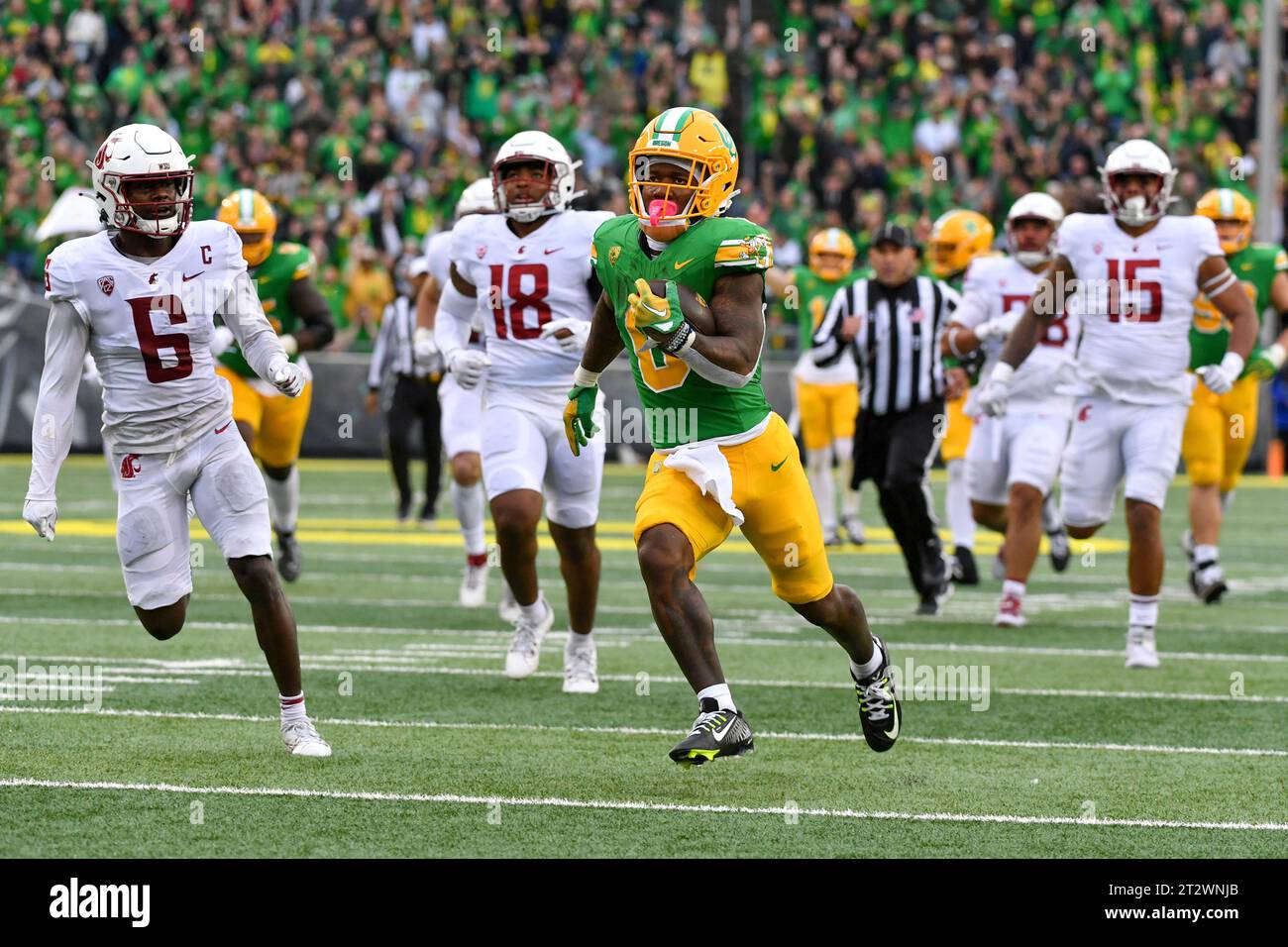 Oregon running back Bucky Irving (0) runs past Washington State ...