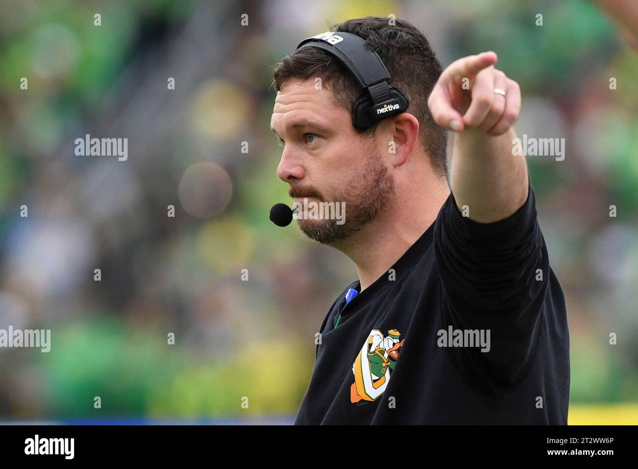 Oregon head coach Dan Lanning directs his defense against Washington ...