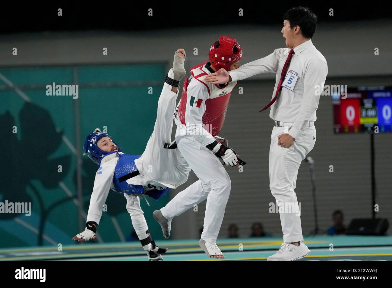 Mexico's Brandon Plaza, center, and Argentina's Lucas Guzman compete in ...