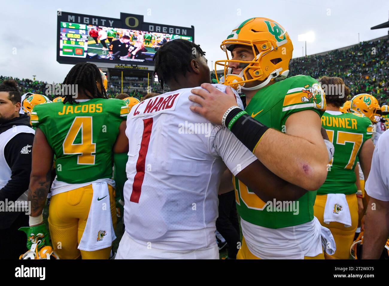 Washington State quarterback Cameron Ward (1) and Oregon quarterback Bo ...