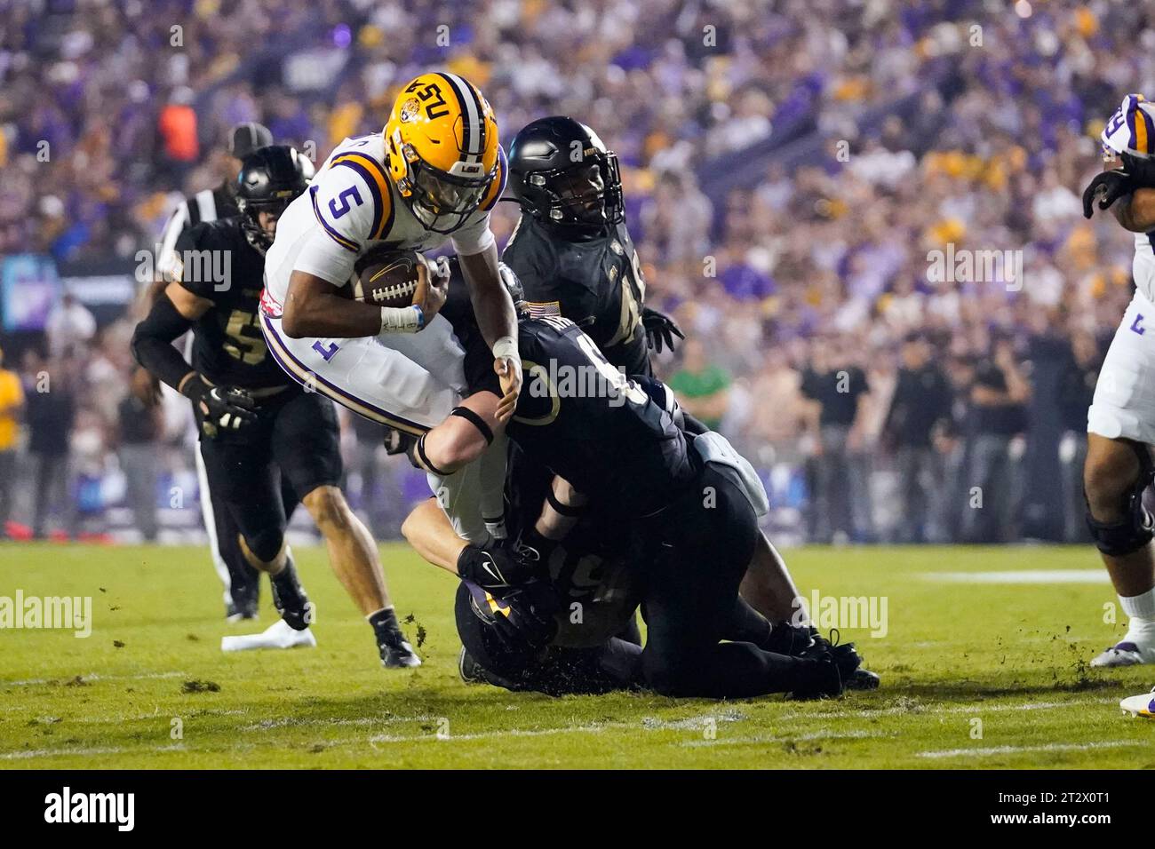LSU quarterback Jayden Daniels (5) carries on a keeper in the first ...
