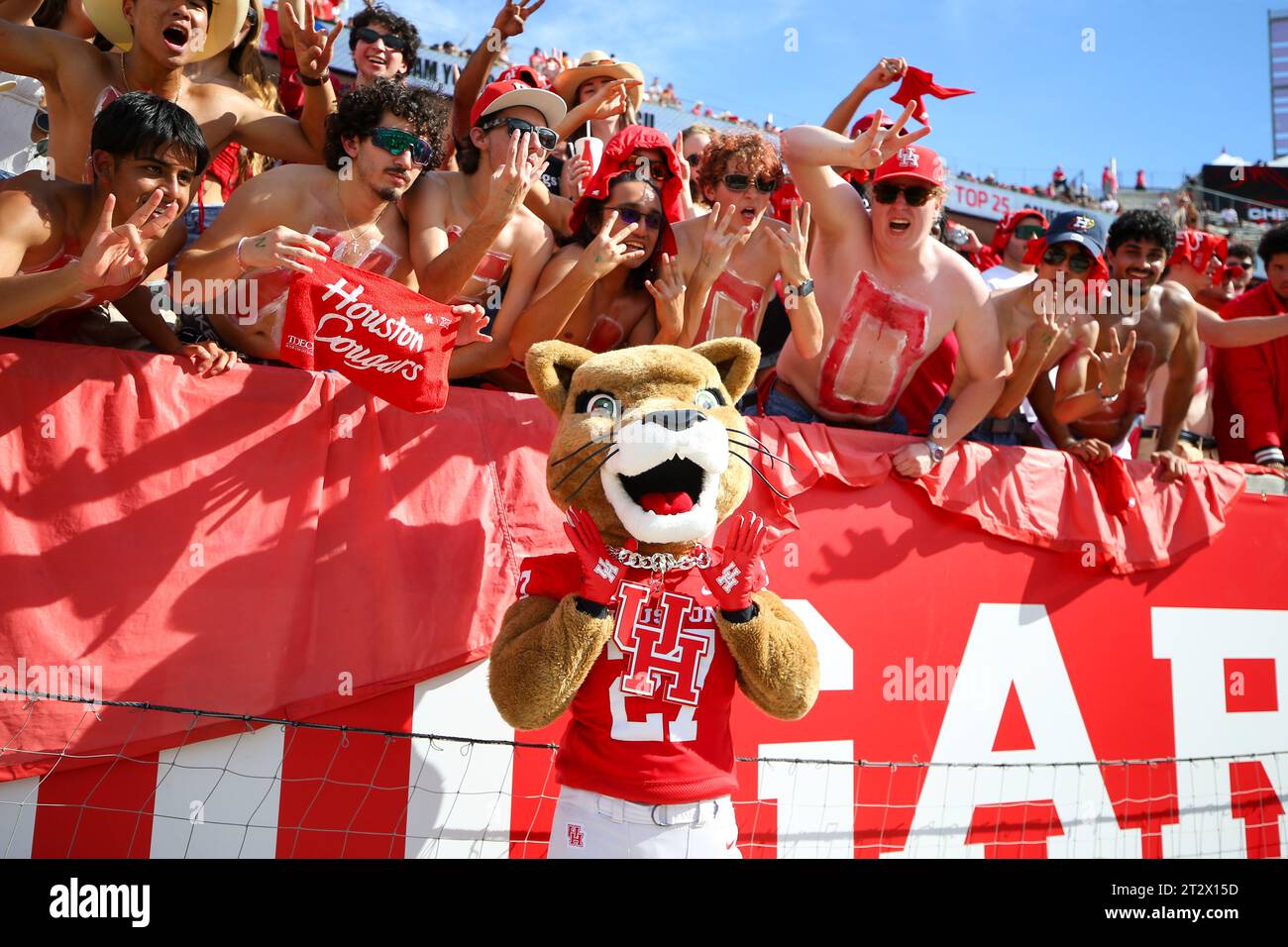 October 21, 2023: Houston mascot Shasta poses with students during a ...