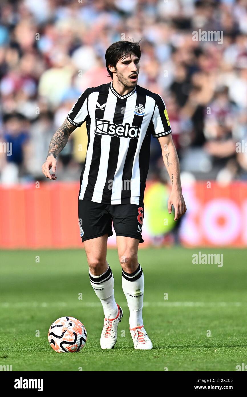 LONDON, ENGLAND - OCTOBER 8: Sandro Tonali of Newcastle United during ...