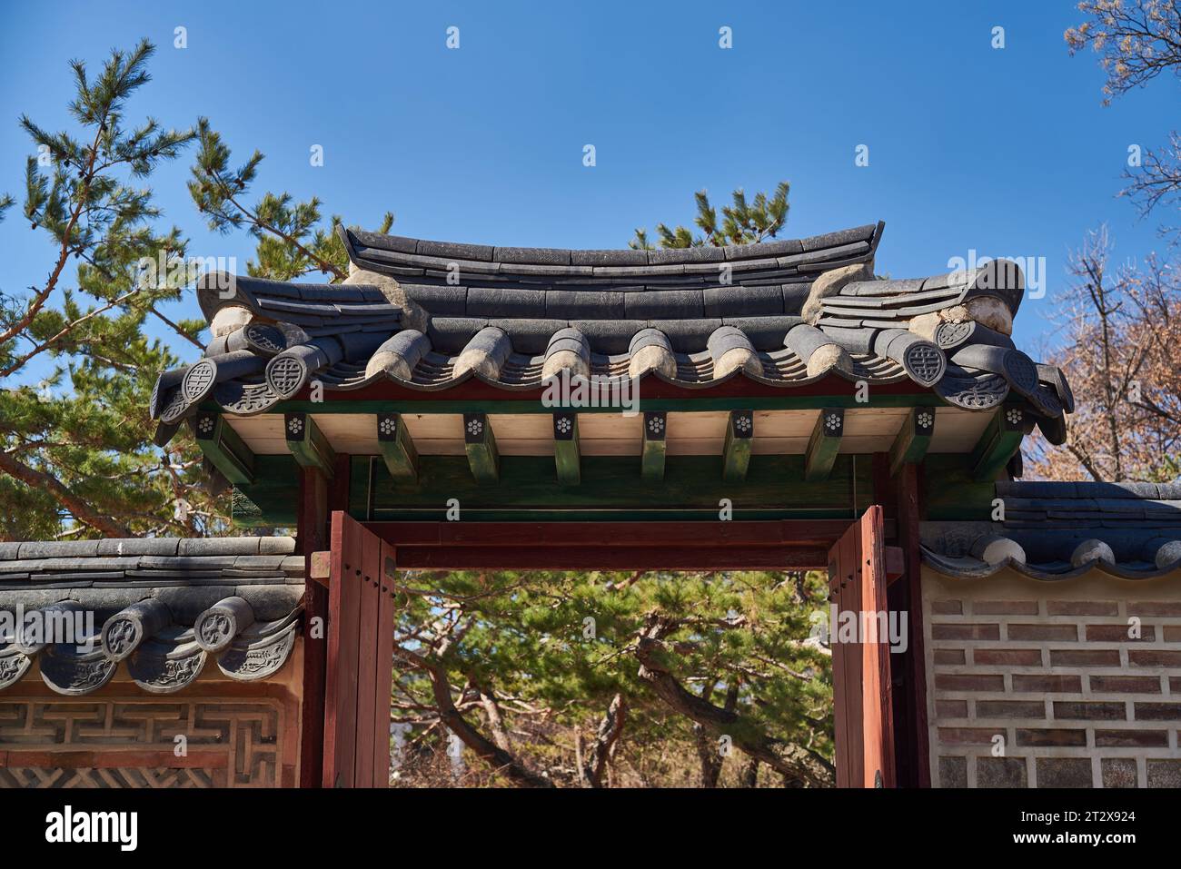Old Korean architecture details of Deoksugung royal palace of Joseon ...