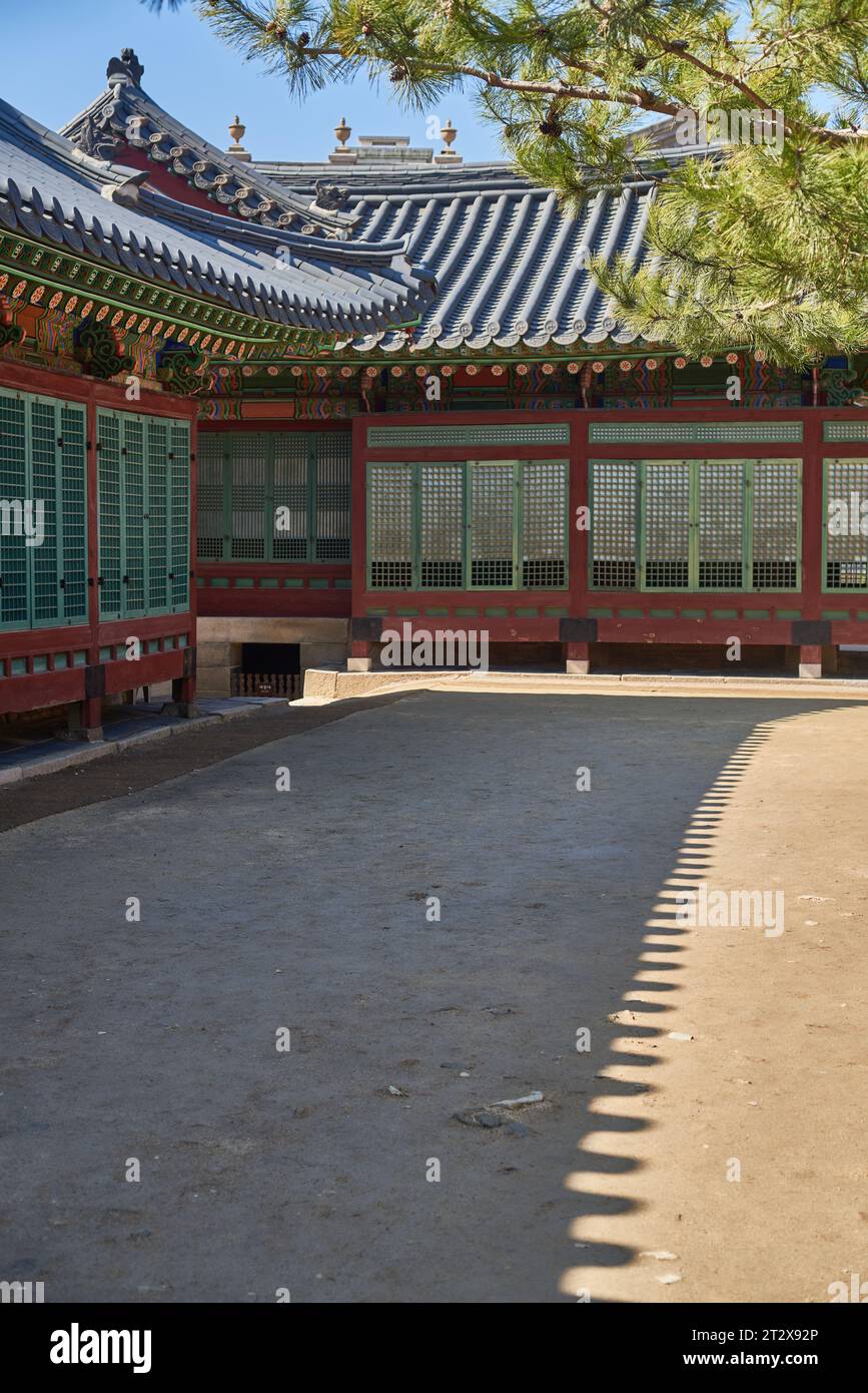 Old Korean architecture details of Deoksugung royal palace of Joseon ...