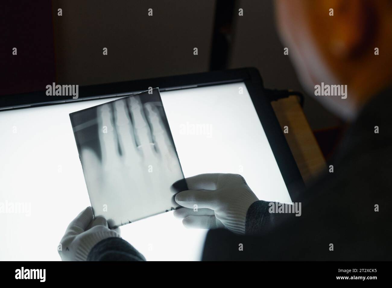 Remscheid, Germany. 17th Oct, 2023. An employee of the German Röntgen ...
