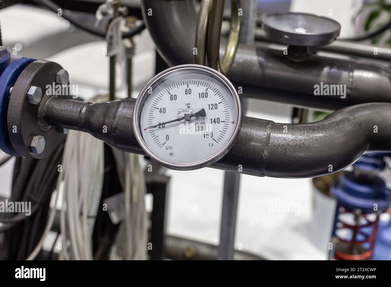 Gauge sensor for measuring system pressure Stock Photo - Alamy
