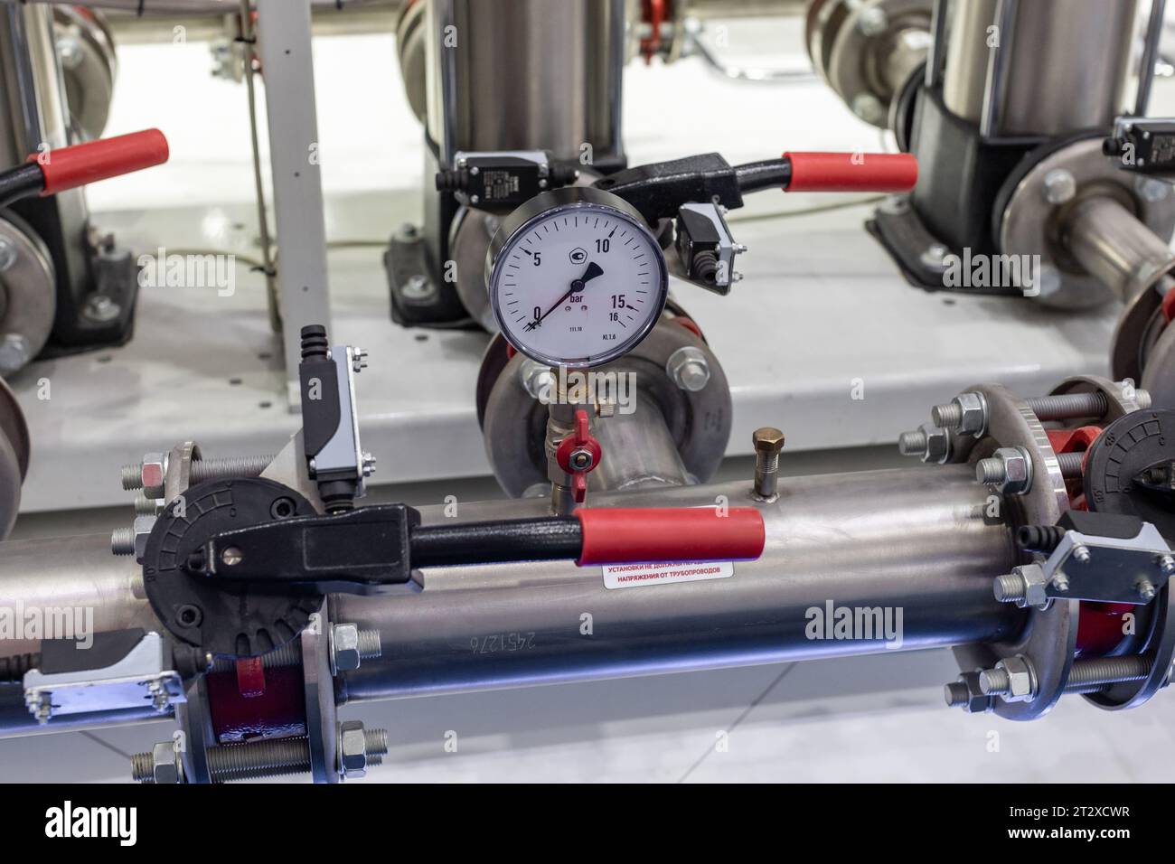 Gauge sensor for measuring system pressure Stock Photo - Alamy