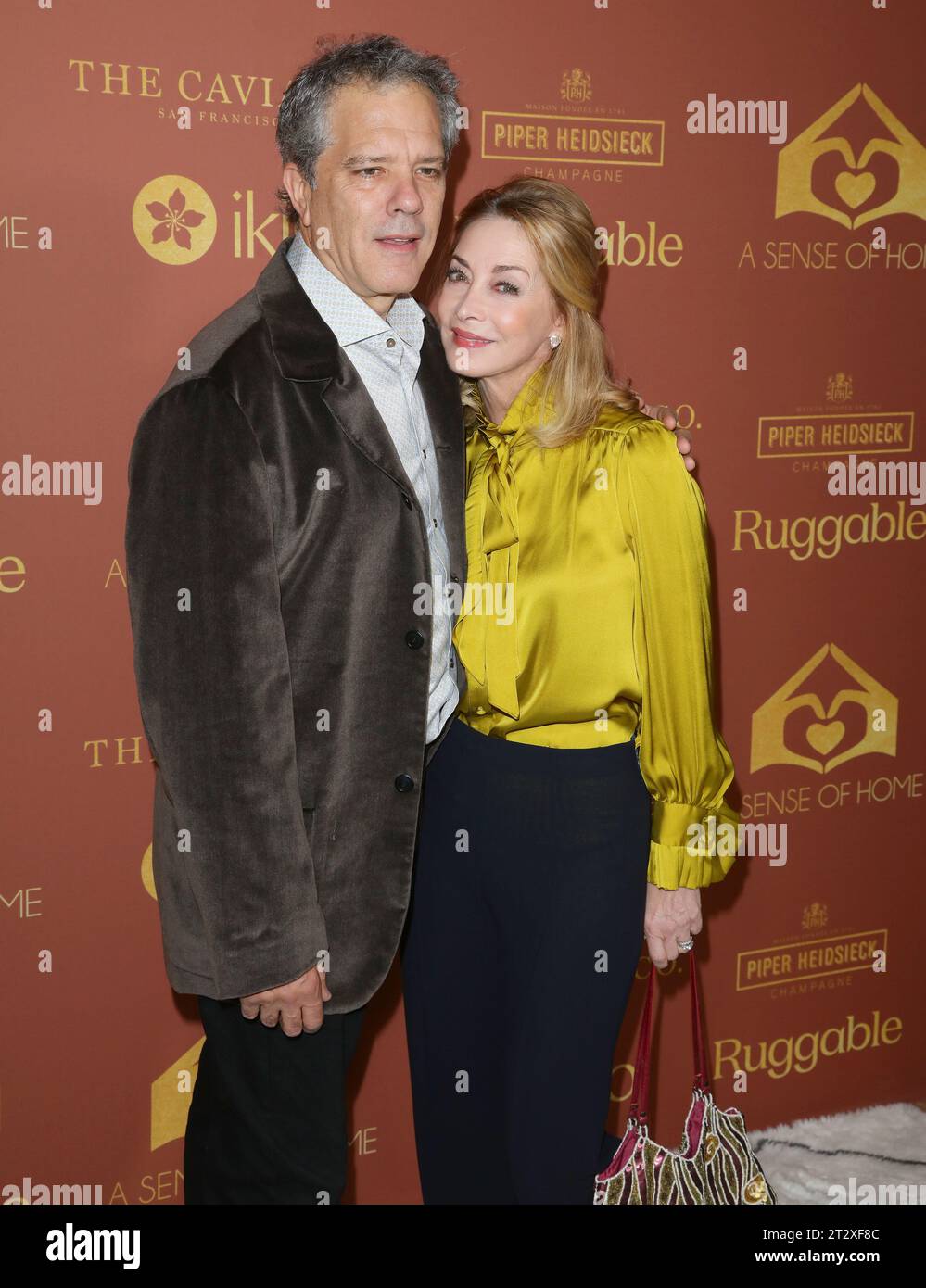 Hancock Park, USA. 21st Oct, 2023. Tom Apostle, Sharon Lawrence arrives ...