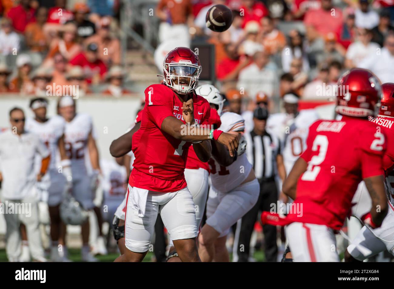 Houston, TX, USA. 21st Oct, 2023. Houston Cougars quarterback Donovan ...