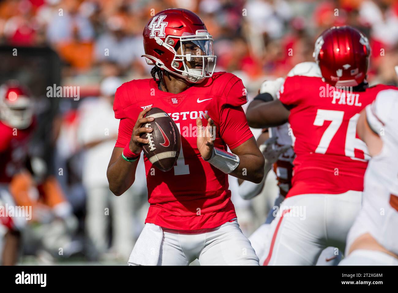 Houston, TX, USA. 21st Oct, 2023. Houston Cougars quarterback Donovan ...