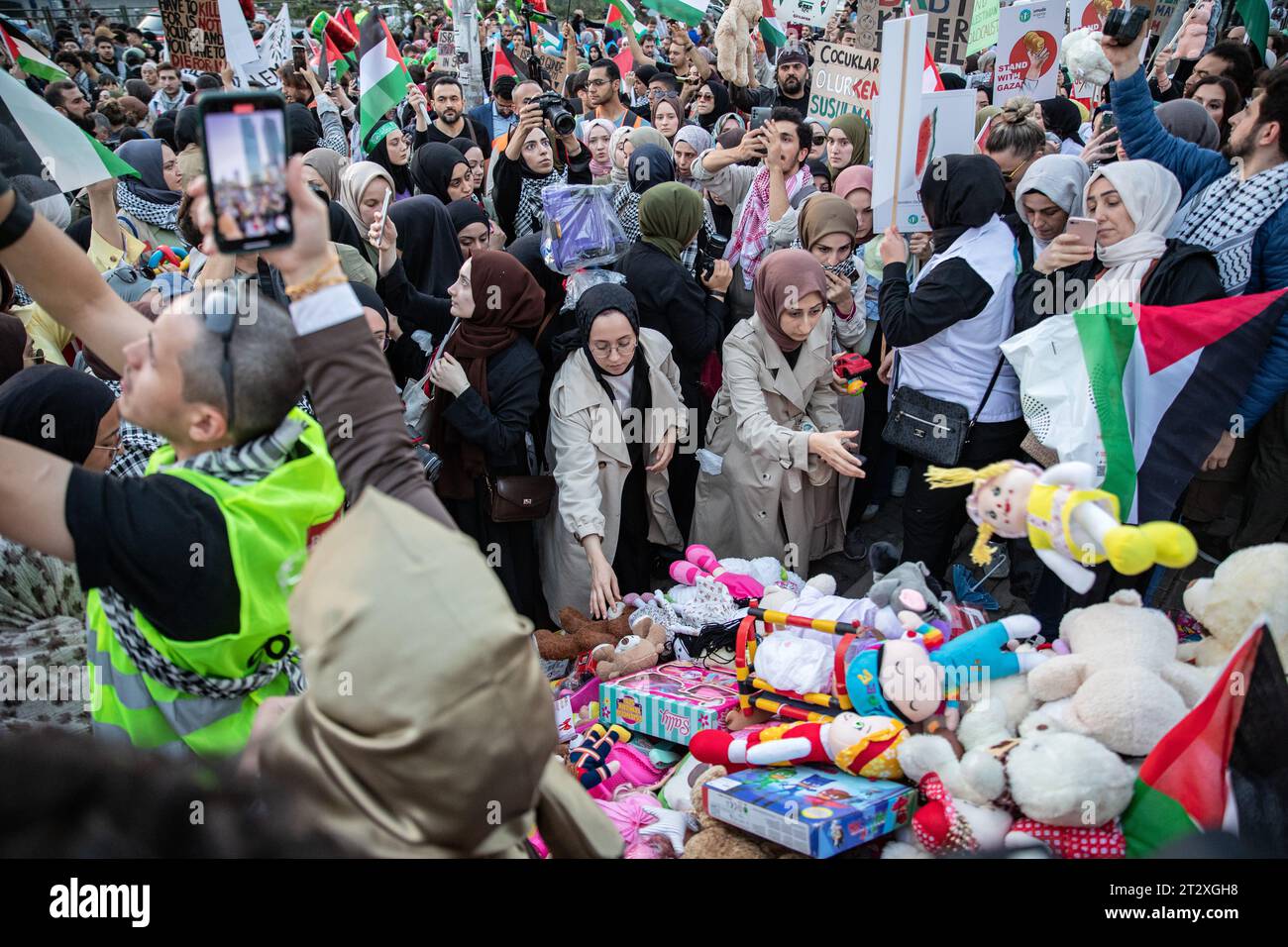 Istanbul, Turkey. 21st Oct, 2023. Toys left in front of the Israeli ...