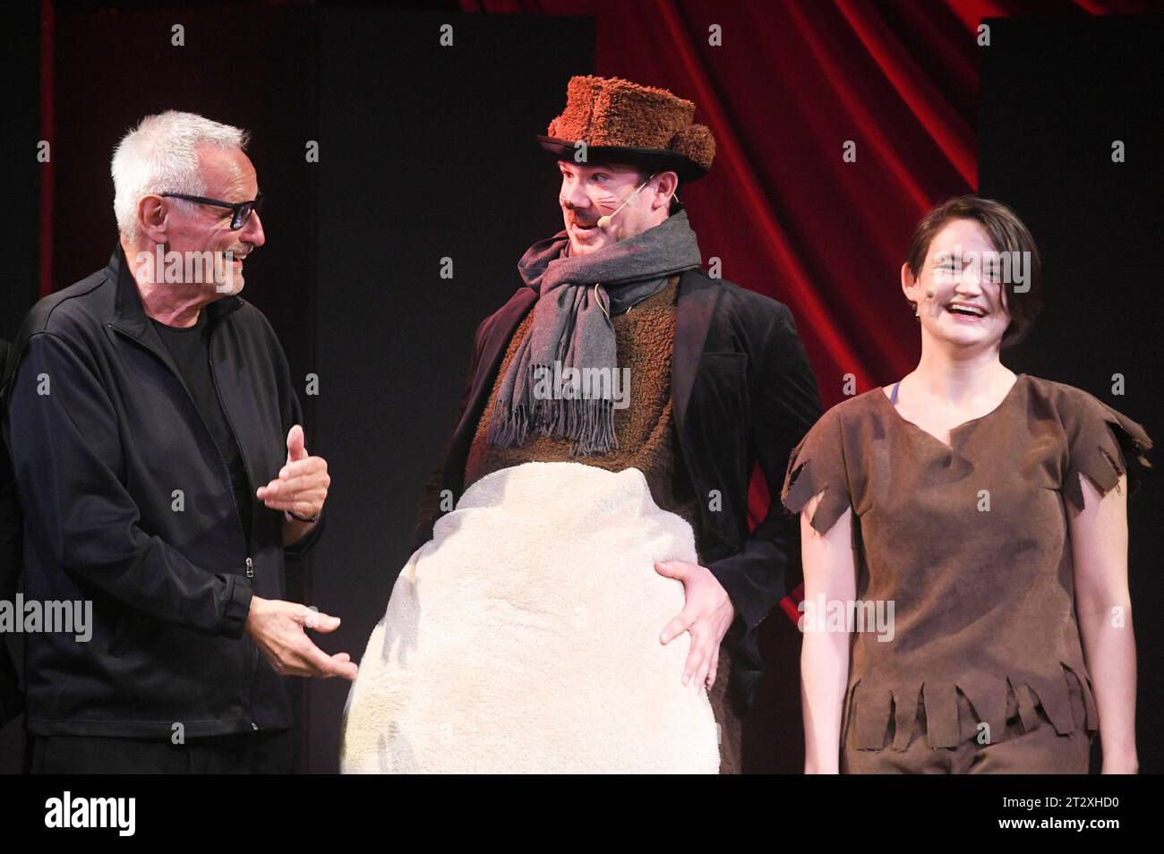 Konstantin Wecker mit Fabian Lang als Balu der Bär und Kim Walbert als ...
