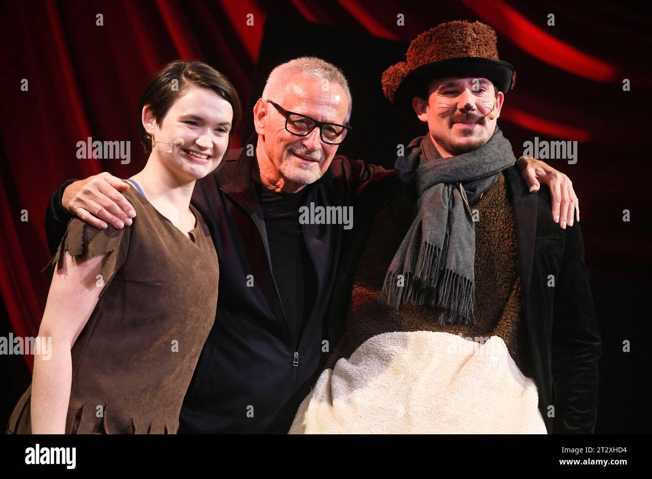 Konstantin Wecker mit Fabian Lang als Balu der Bär und Kim Walbert als ...