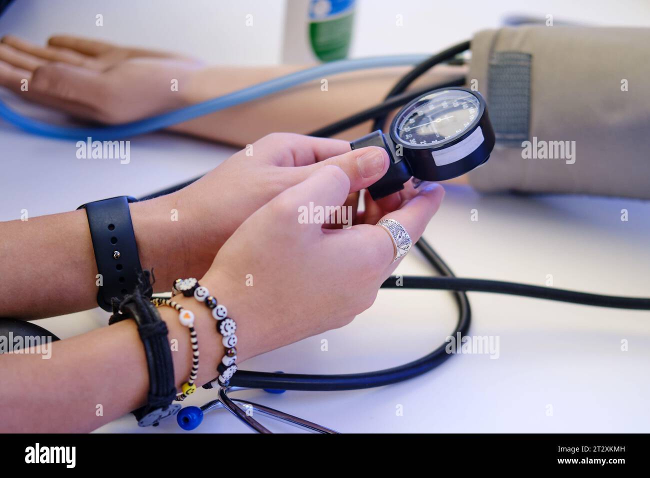 Blood pressure measuring device in doctor's hands, training dummy Stock ...