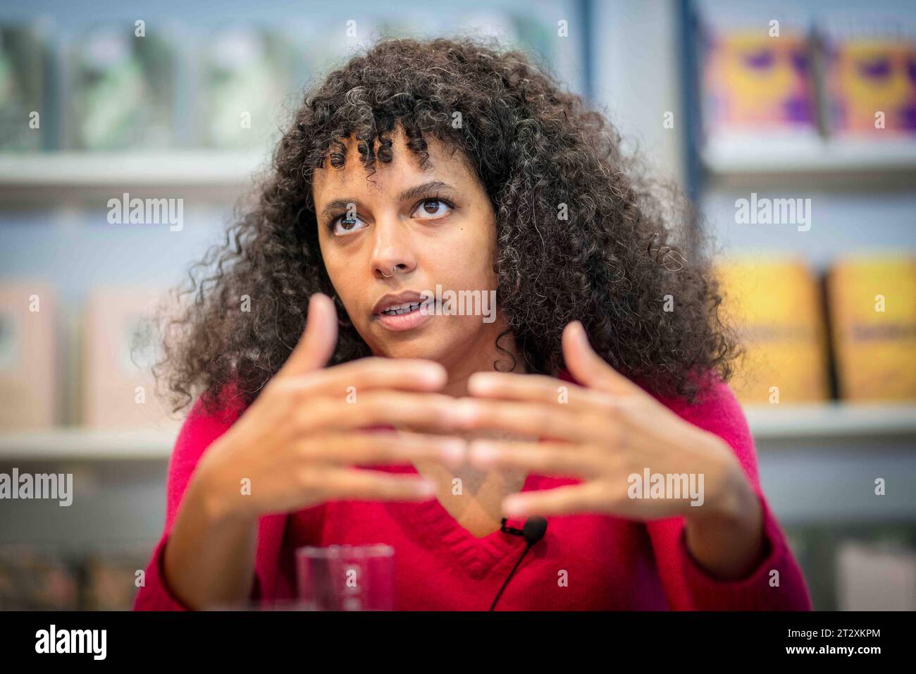 Portraet der Buchautorin, Essayistin und Podcasterin Alice Hasters ...