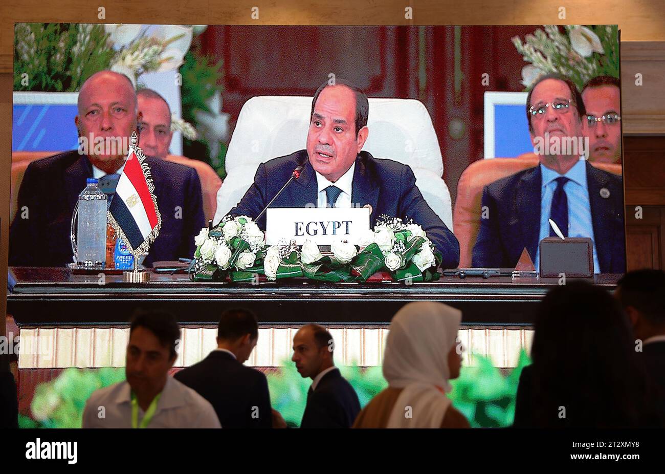 (231022) -- CAIRO, Oct. 22, 2023 (Xinhua) -- A screen at the media ...