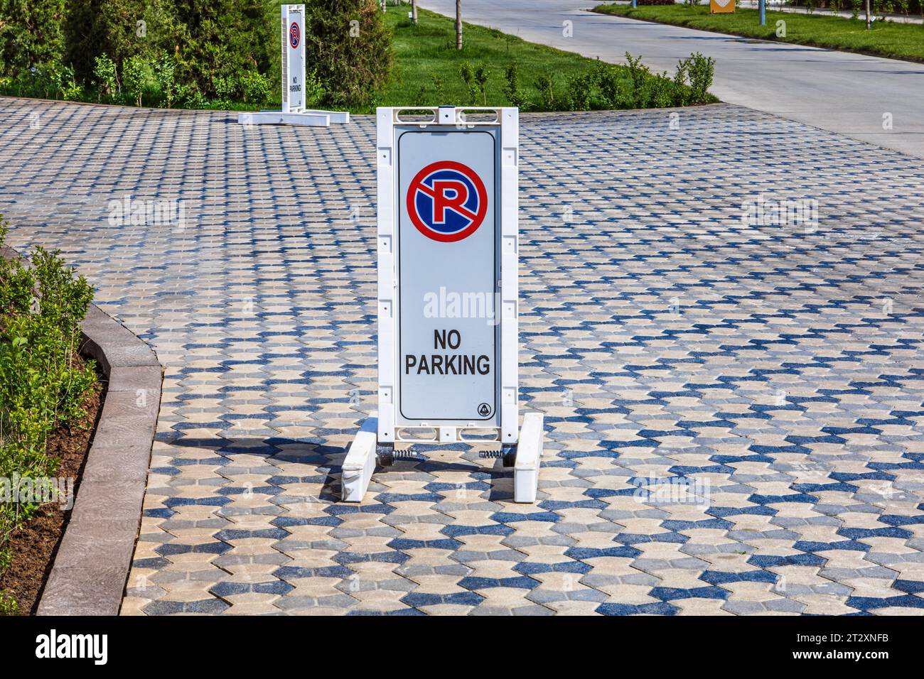 Sign prohibiting parking in the city "no parking Stock Photo - Alamy