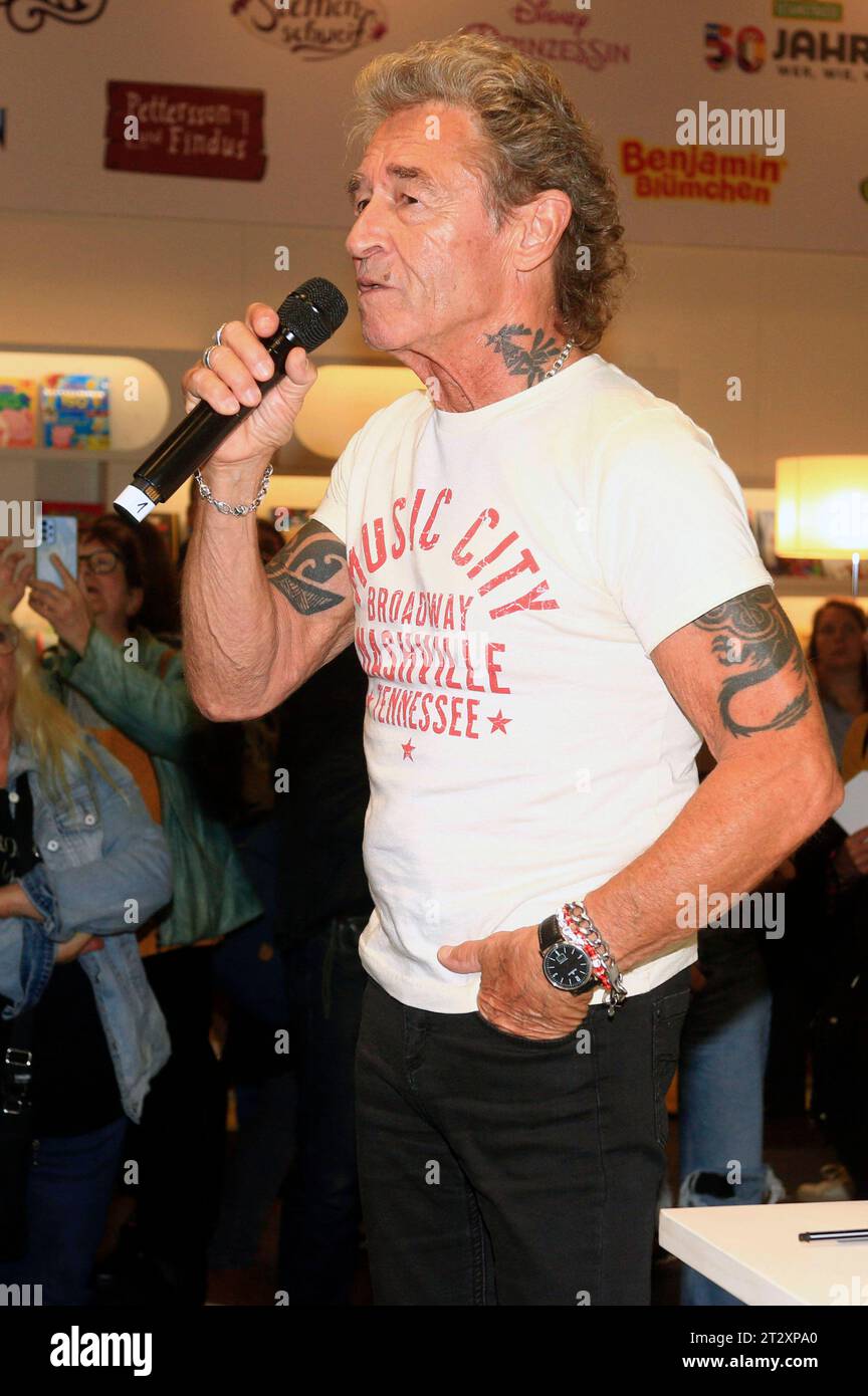 Peter Maffay bei der Signierstunde zum Buch Anouk und das Geheimnis der ...