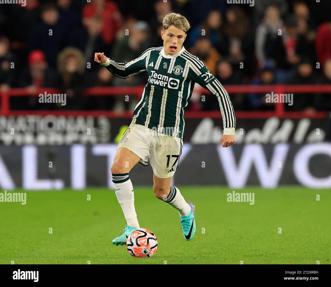 Alejandro Garnacho #17 of Manchester United runs with the ball during ...