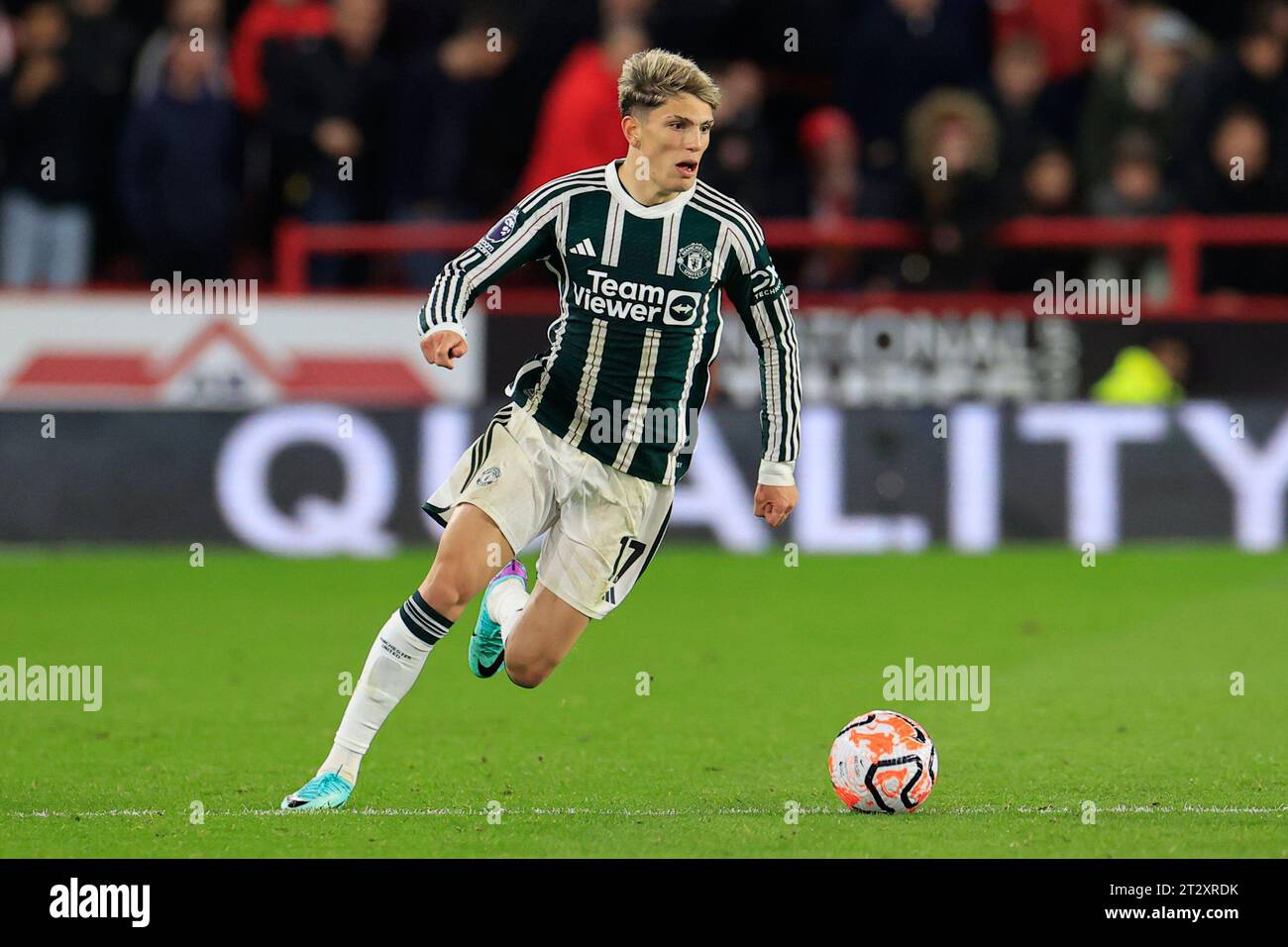 Alejandro Garnacho #17 of Manchester United runs with the ball during ...