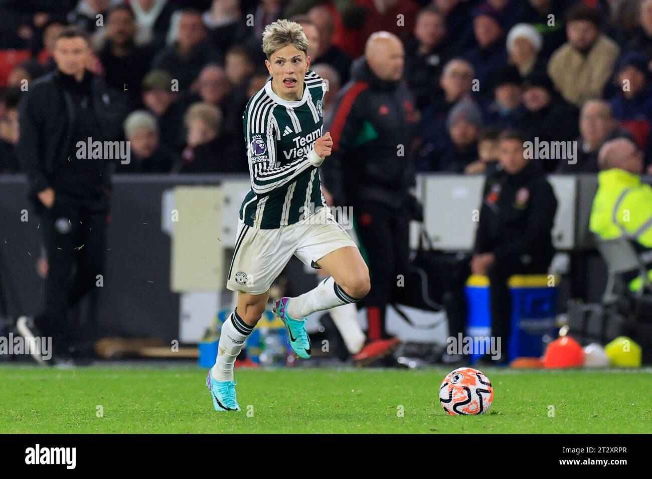 Alejandro Garnacho #17 of Manchester United runs with the ball during ...