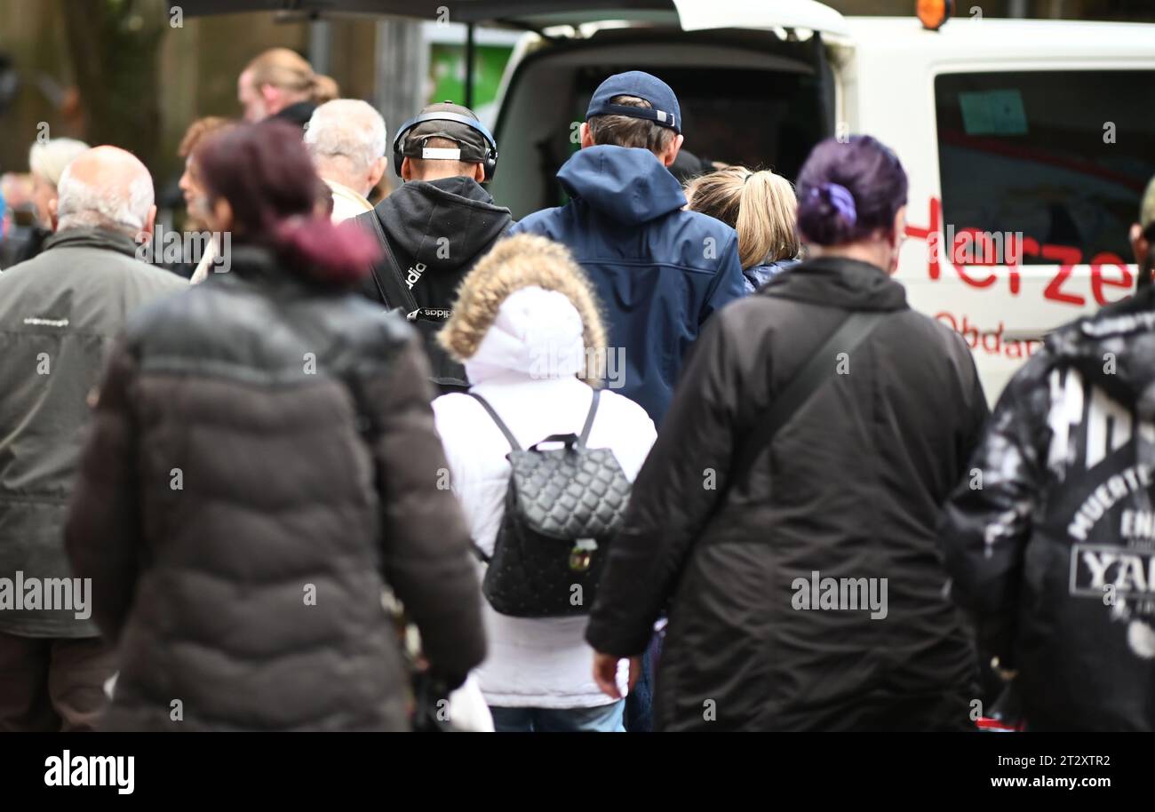 Homeless food line hi-res stock photography and images - Alamy