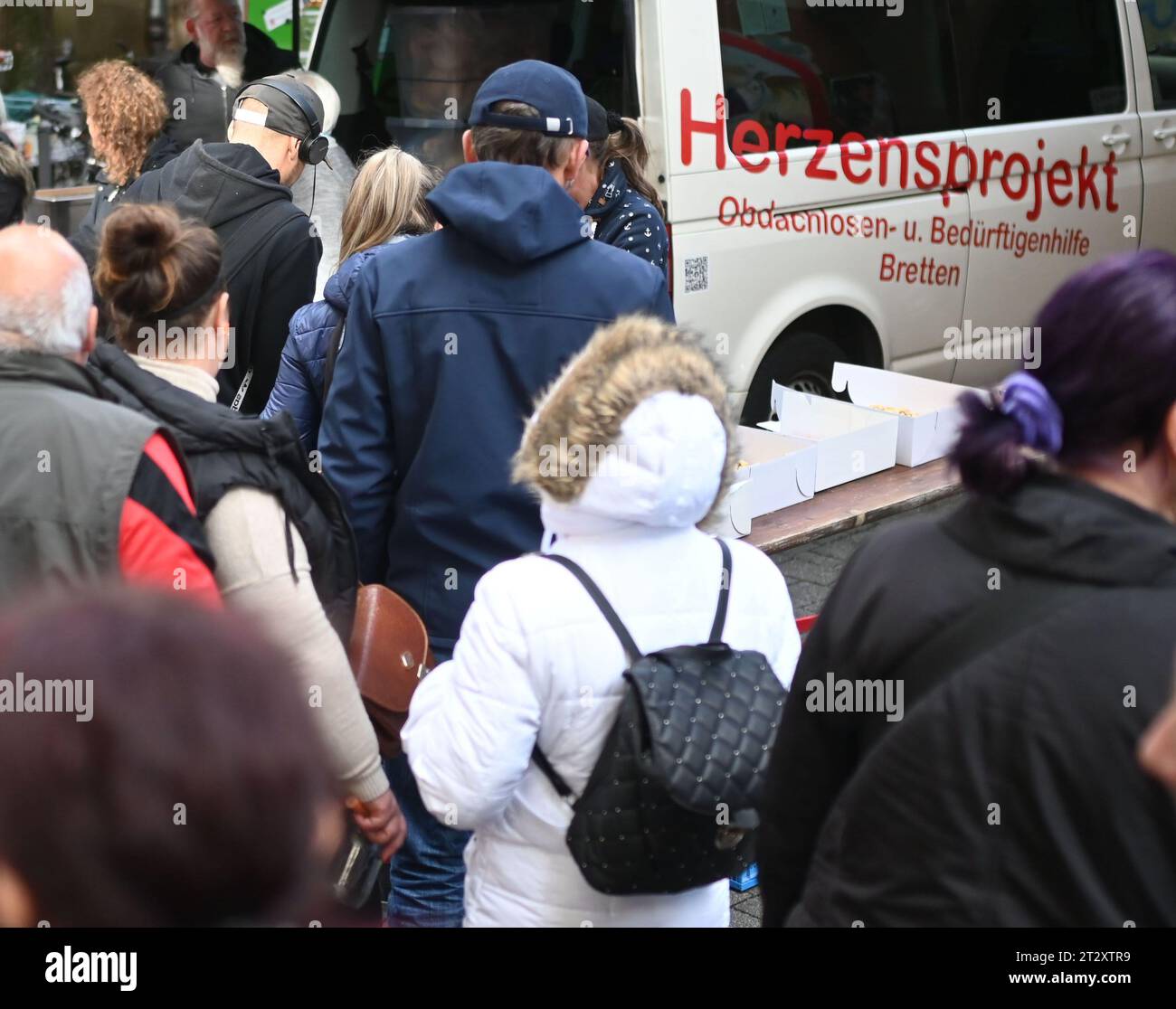 Homeless food line hi-res stock photography and images - Alamy