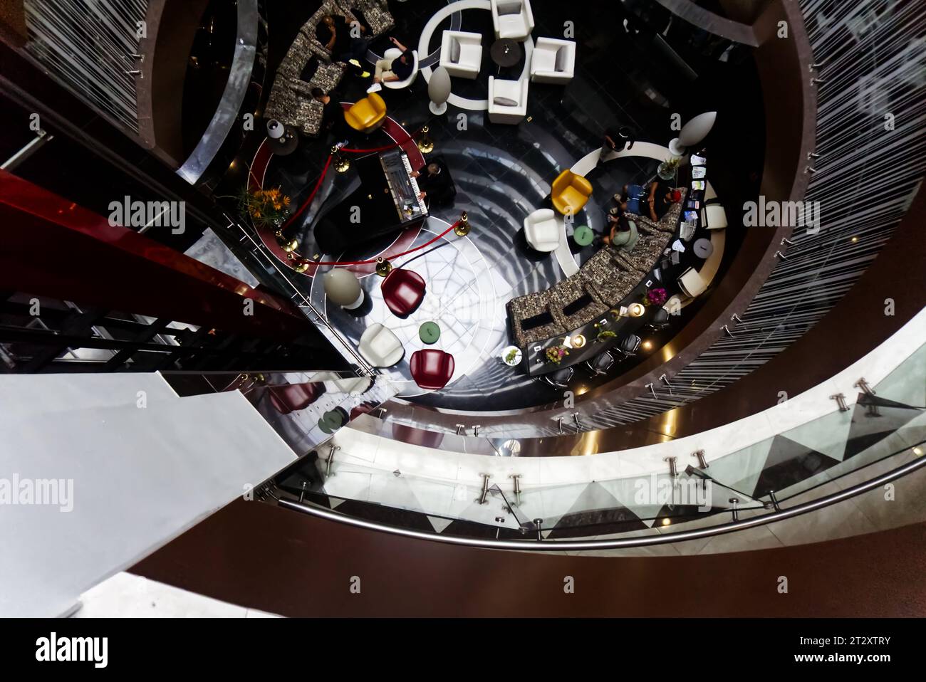 Hotel lobby piano hi-res stock photography and images - Alamy