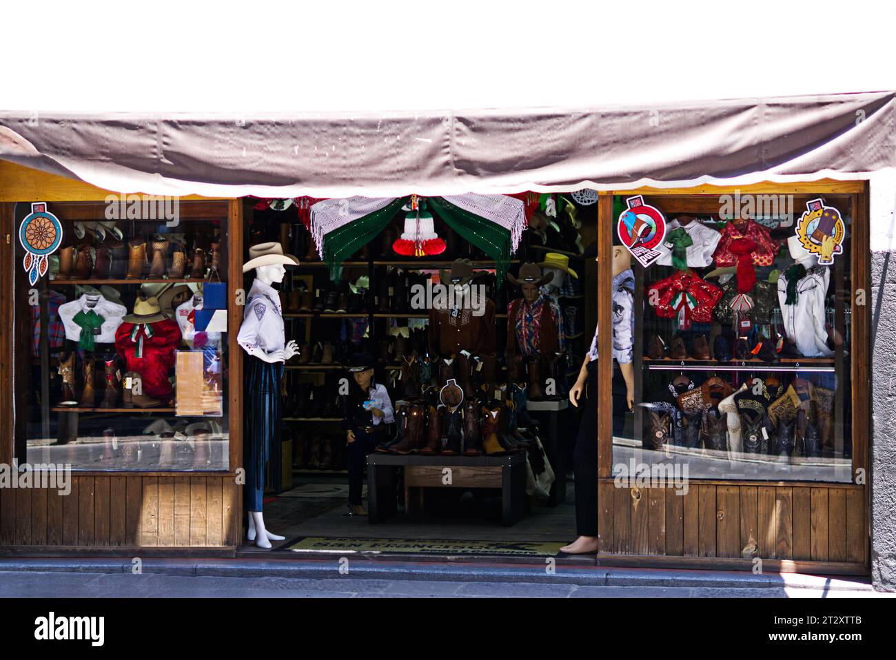 Hat shop facade hi-res stock photography and images - Alamy