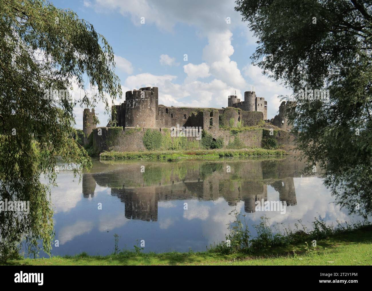 Castle water painting hi-res stock photography and images - Alamy