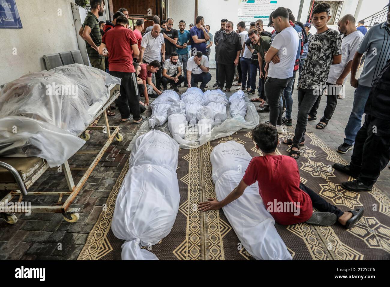Rafah, Palestinian Territories. 22nd Oct, 2023. Palestinians mourn the ...