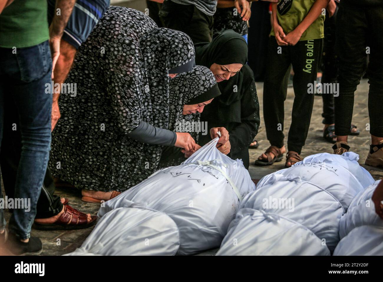 Rafah, Palestinian Territories. 22nd Oct, 2023. Palestinians mourn the ...