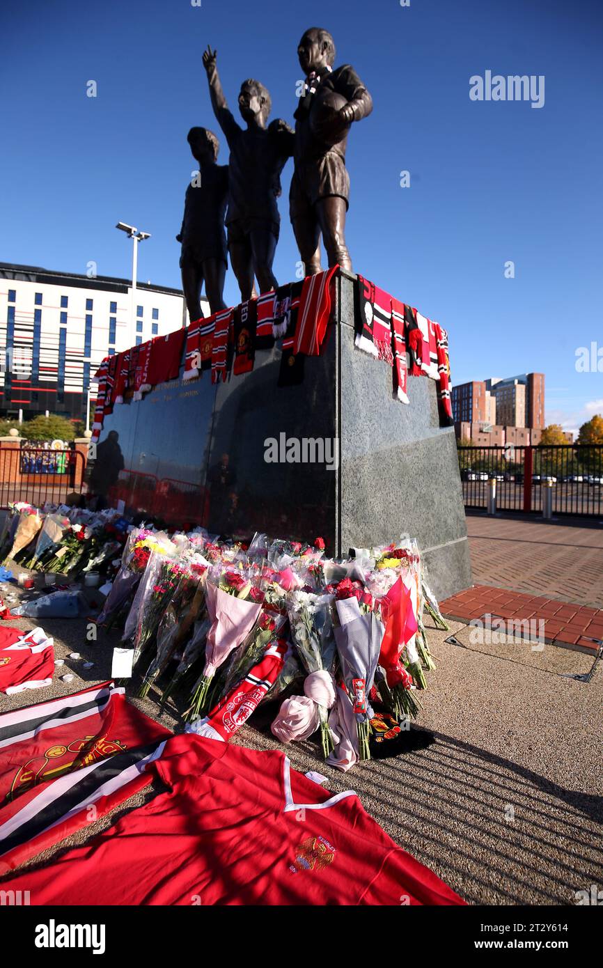 Tributes are laid in memory of Sir Bobby Charlton by The United Trinity ...