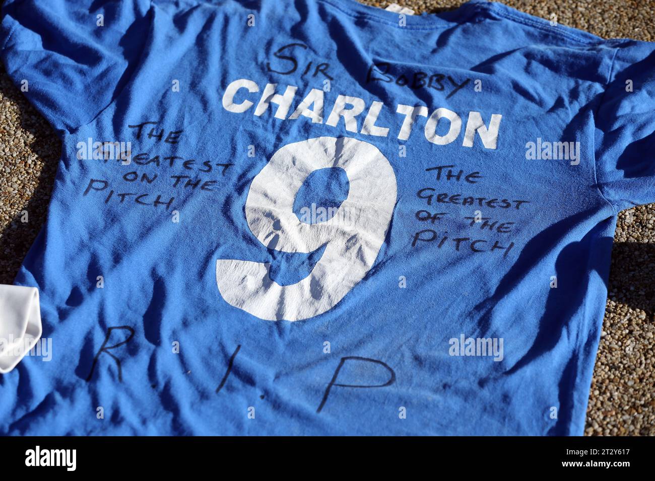 Tributes are laid in memory of Sir Bobby Charlton by The United Trinity ...